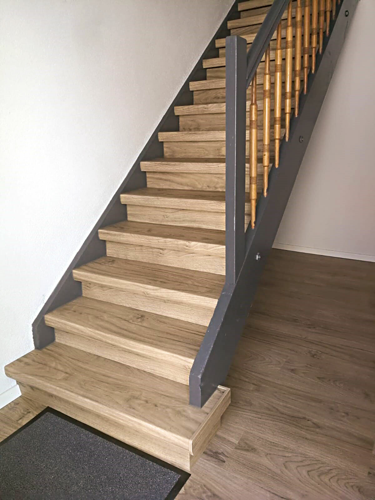 Spannende Holztreppe Mit Vinyl Verkleiden Fotos